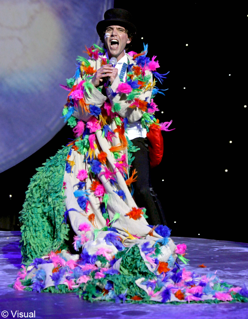 Mika - 50 tenues de scène spectaculaires ! - Elle